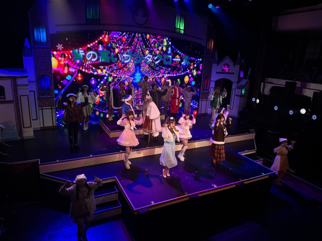 ホリエモン主演、新作ミュージカル「ブルーサンタクロース」開幕 舞台写真到着 | シアターテイメントNEWS